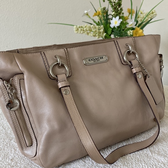 Coach | Bags | Coach Leather Beige Tote Zipper Shimmer Shoulder Bag ...